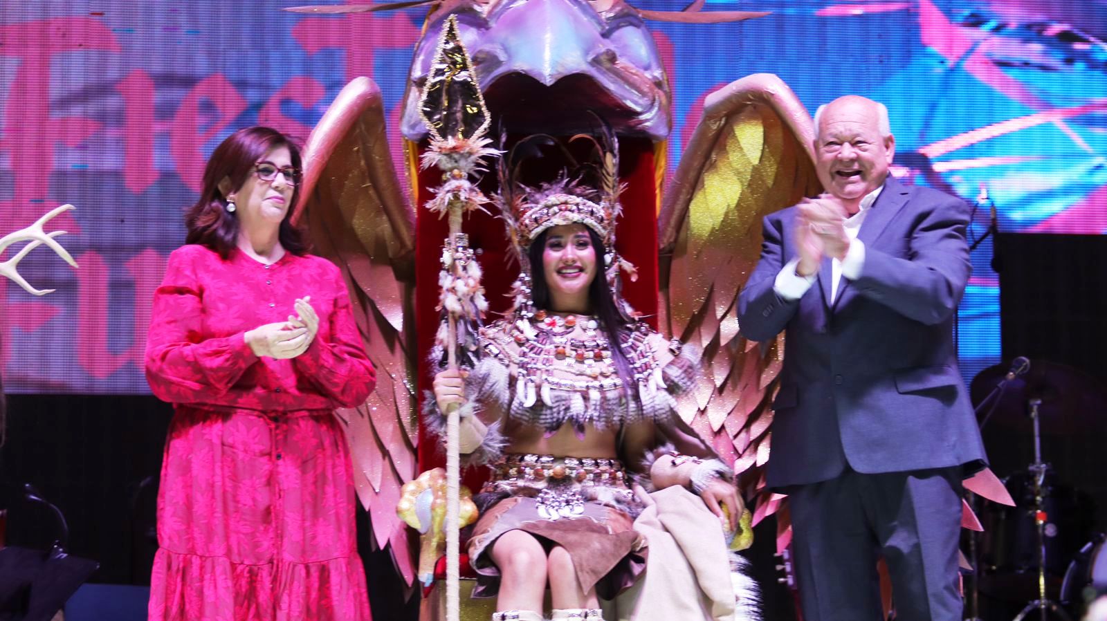 Coronan a Rosy I como Reina Calafia de las Fiestas de Fundación de La ...