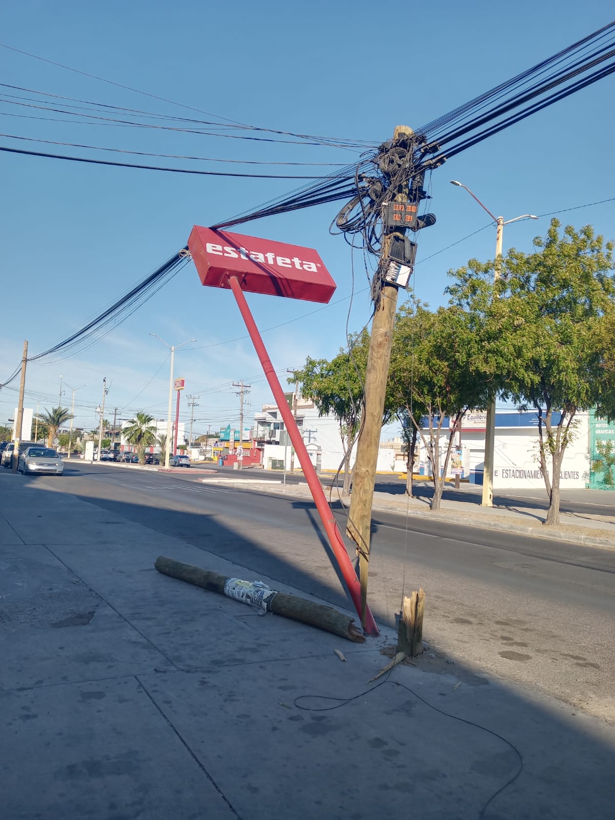 Choque de tráiler contra poste de Telmex en La Paz - noticiaslapaz.news